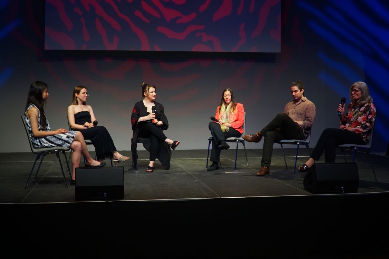 INS OFFENE - Ehrbarsaal